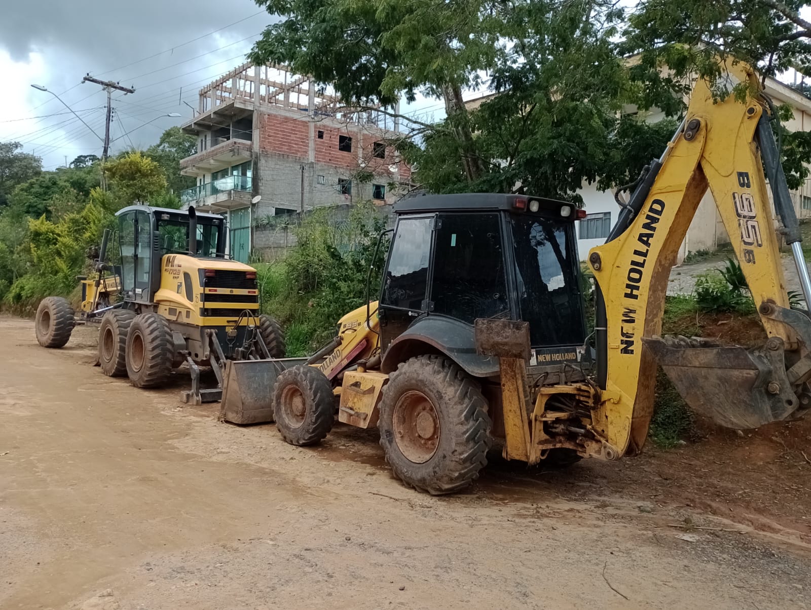 E o sonho acabou em Senhora das Dores. Levaram as máquinas sem arrumar ...